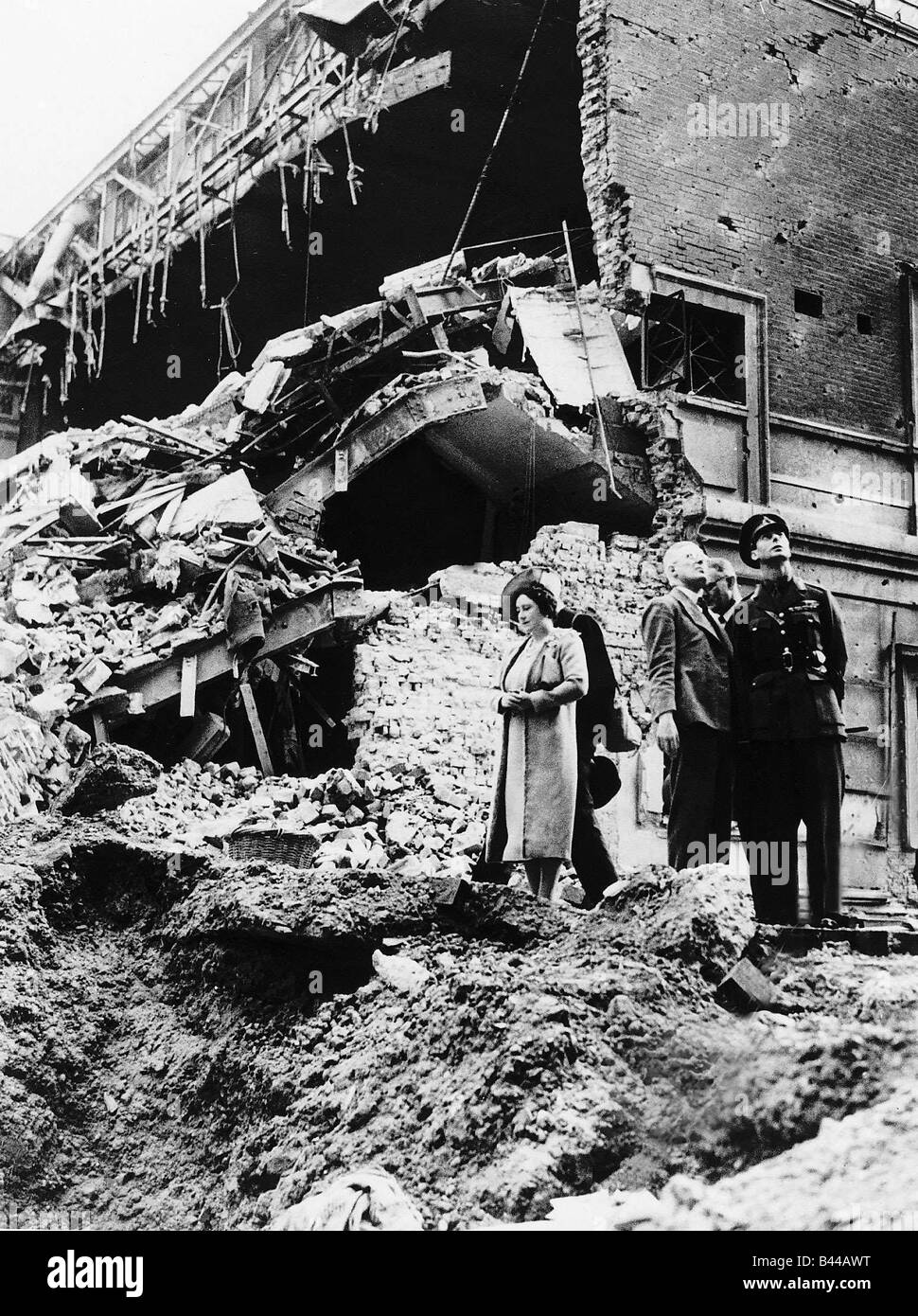 Queen Elizabeth and King George VI tour WW2 bomb sites during the Blitz ...
