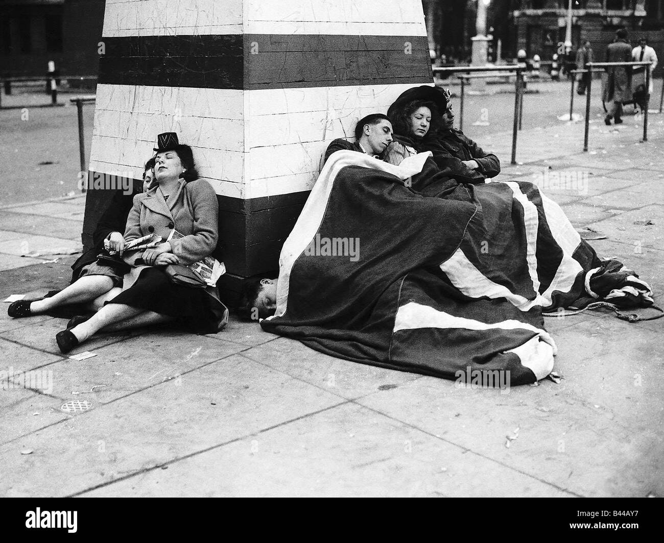 Ve day celebrations 1945 hi-res stock photography and images - Alamy