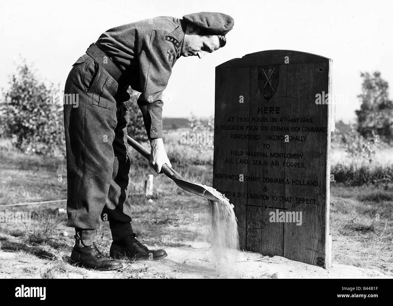 Field marshall montgomery ww2 Black and White Stock Photos & Images - Alamy