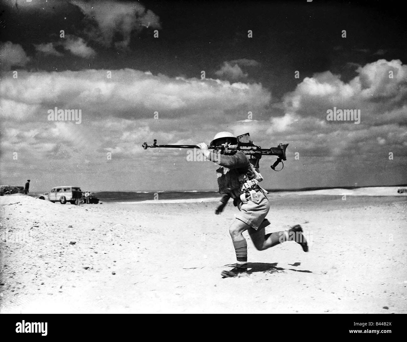 British soldier running ww2 hi-res stock photography and images - Alamy