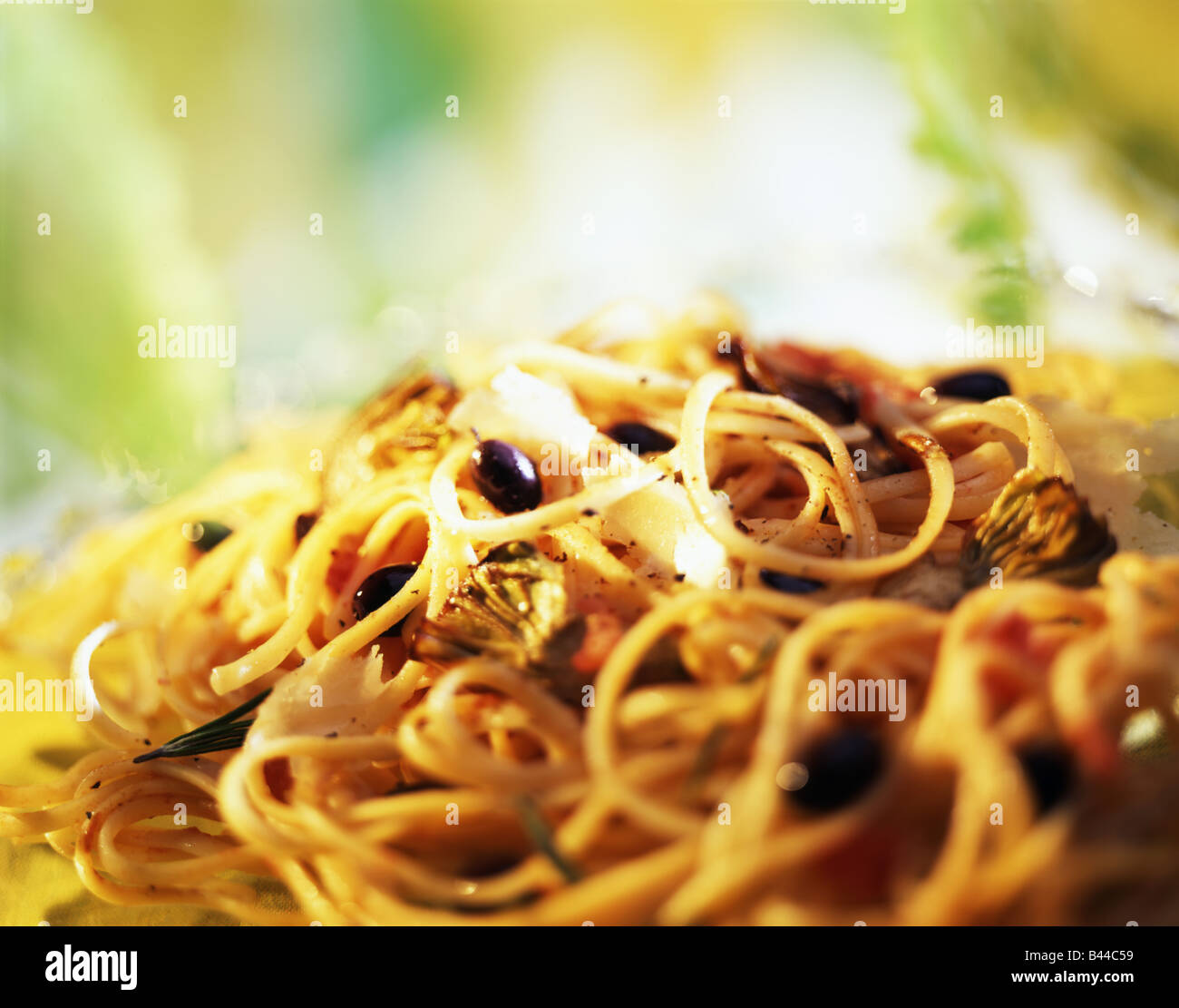 Spaghetti tuna black olive hi-res stock photography and images - Alamy