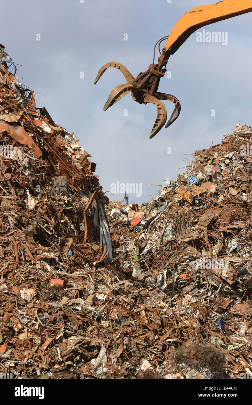 Claw ready to grip scrap metal Stock Photo - Alamy