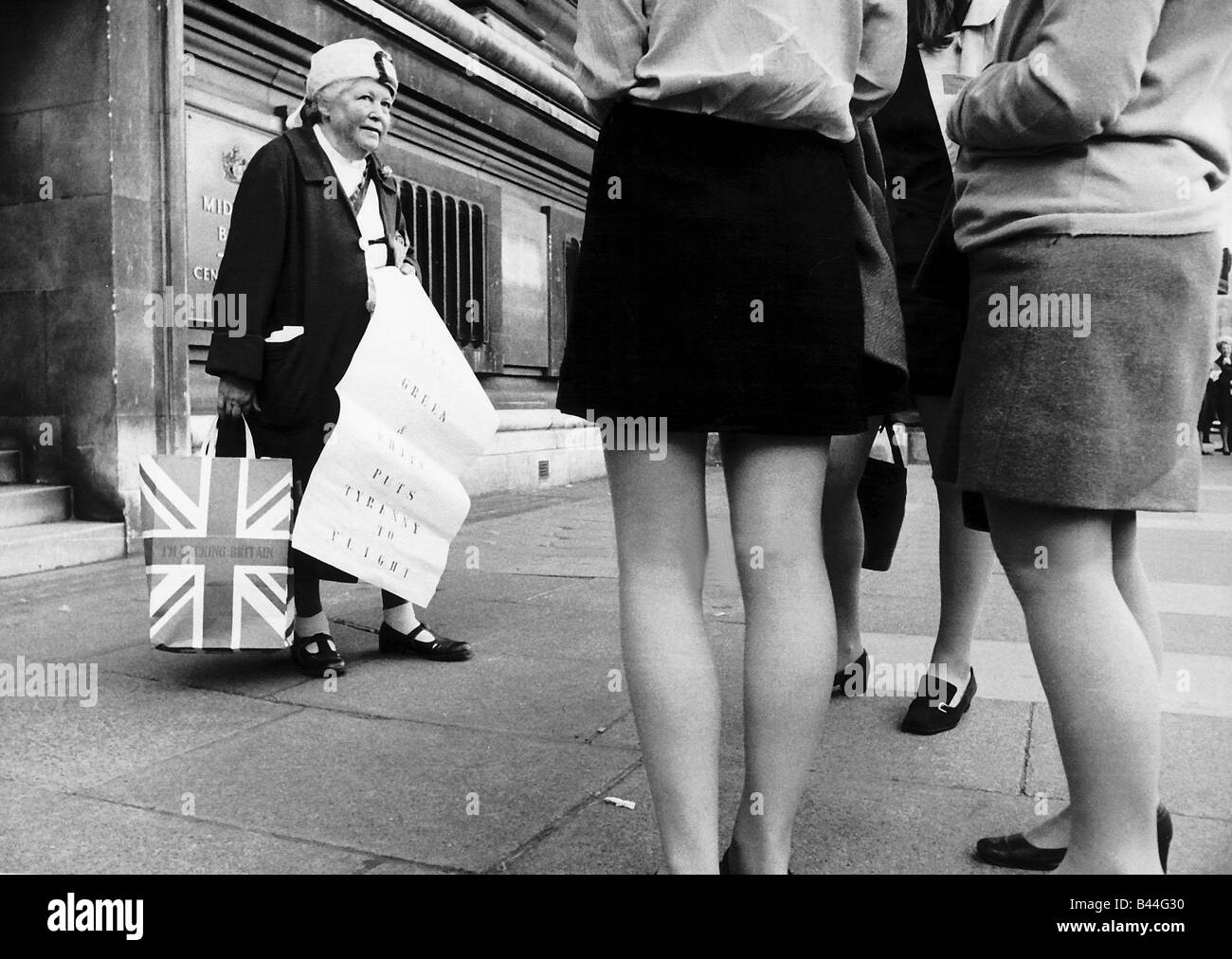 Former Suffragette Mrs Jane Lunnon March 1968 talks to teenagers ...