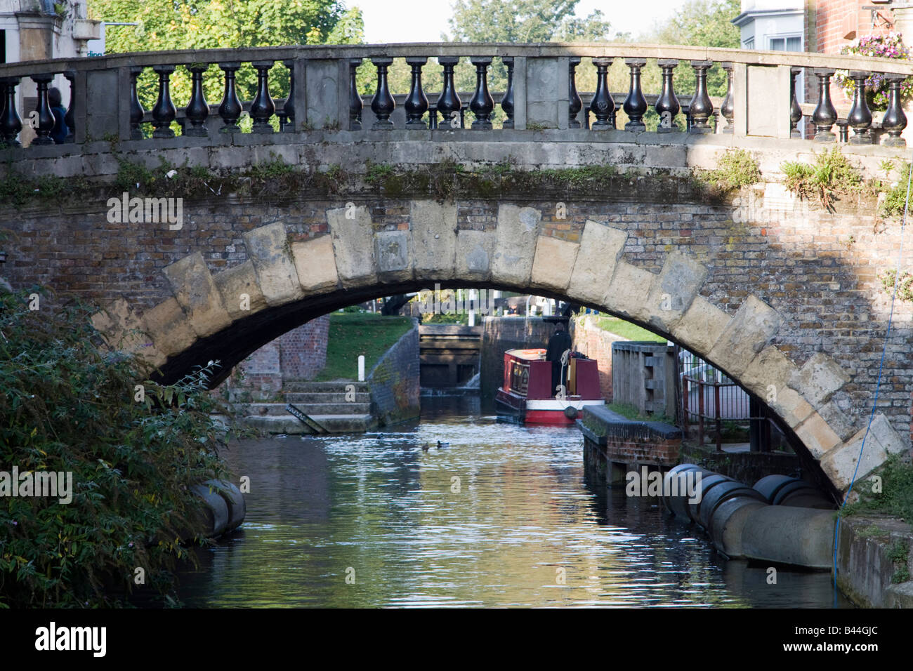 ancient stone arch bridge over canal Newbury town centre berkshire ...