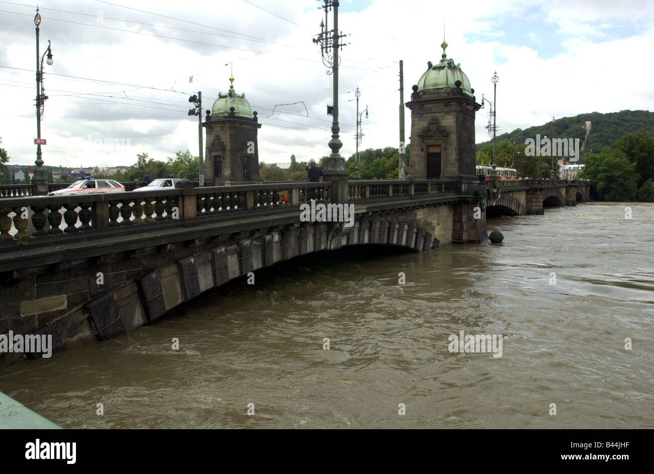 Prague floods surge to new peaks Flood waters in the Czech capital ...