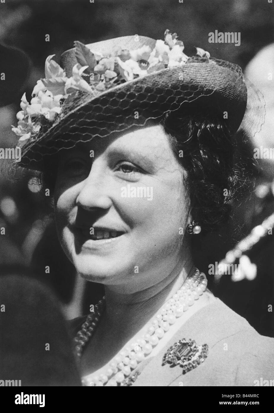 Queen Elizabeth June 1942 during a visit to Glasgow Stock Photo - Alamy