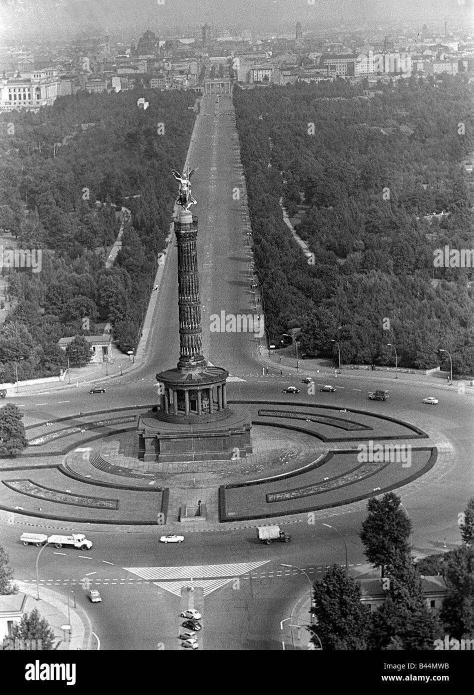 Germany Berlin Wall August 1961 Scenes of the Berlin Wall Statue ...