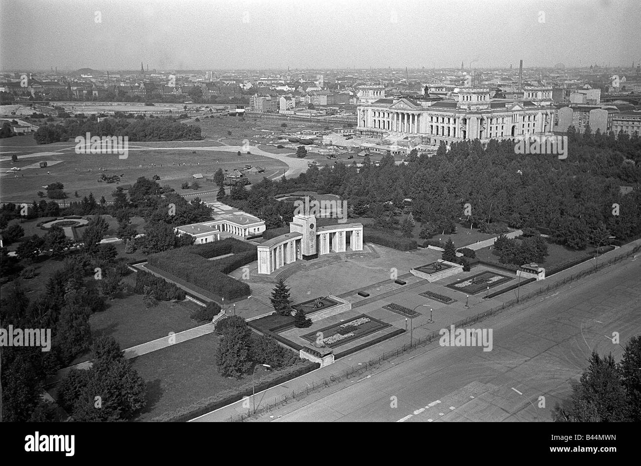 Gemany Berlin Wall August 1961 Scenes of the Berlin Wall WW2 Memorial ...