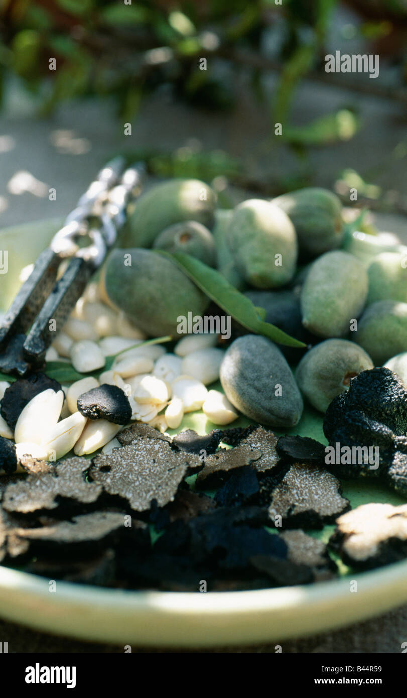 Loose almonds hi-res stock photography and images - Alamy