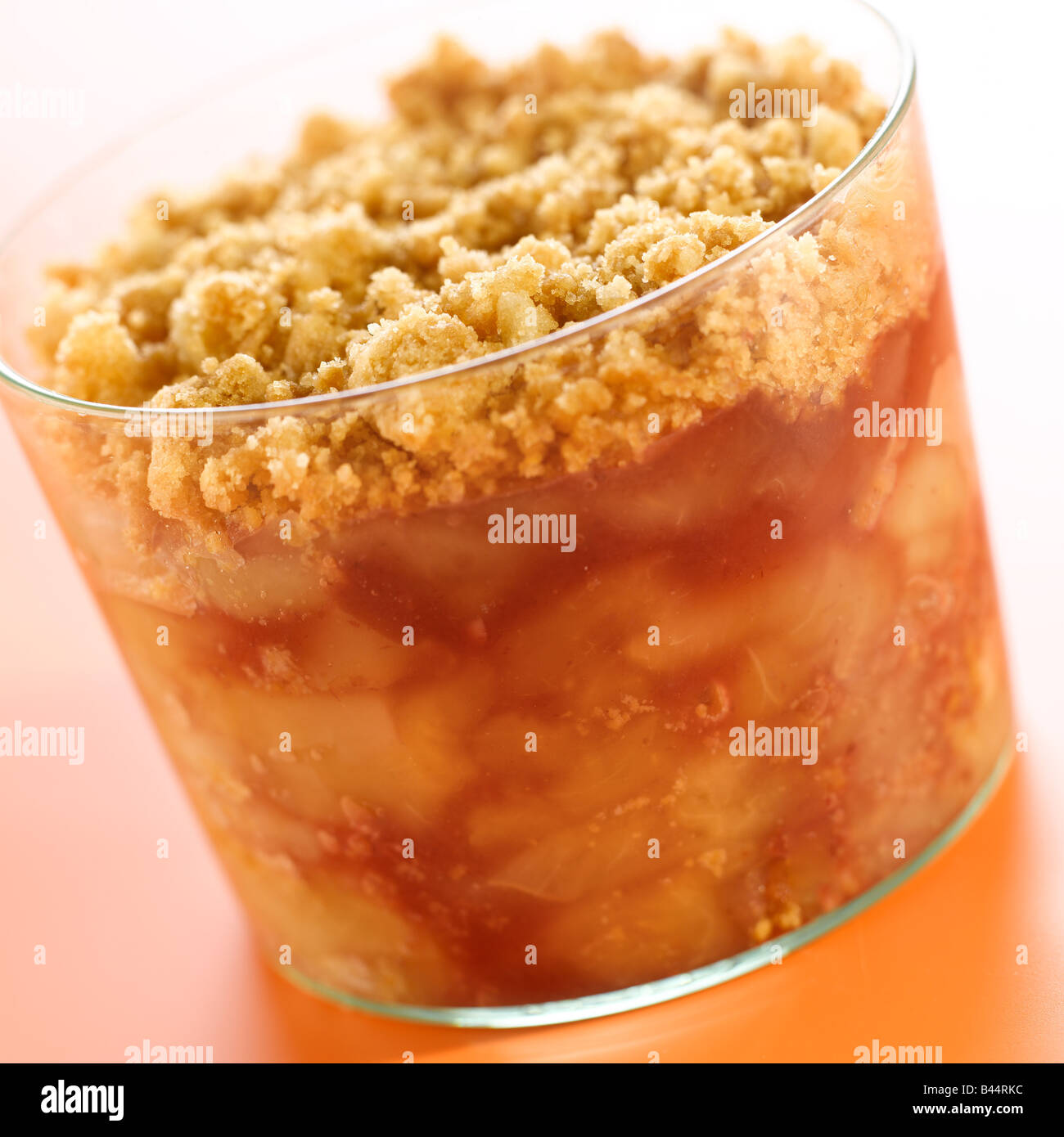 Apple crumble individual dessert hi-res stock photography and images ...
