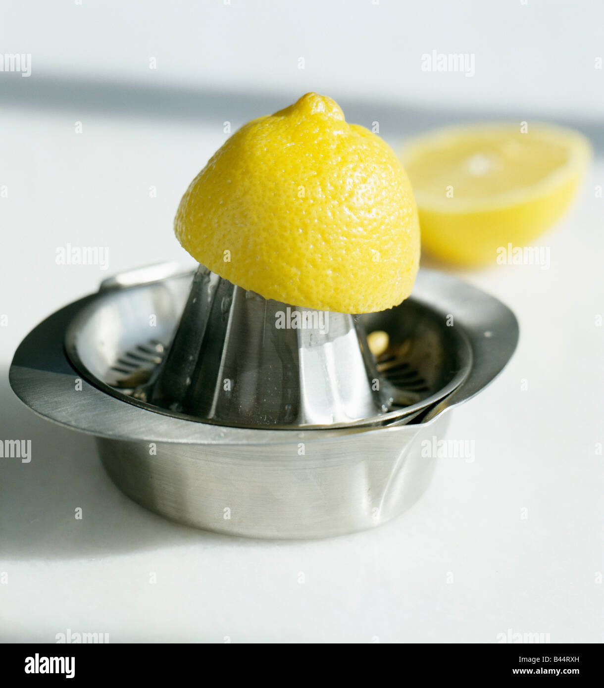 Squeezing a lemon Stock Photo - Alamy