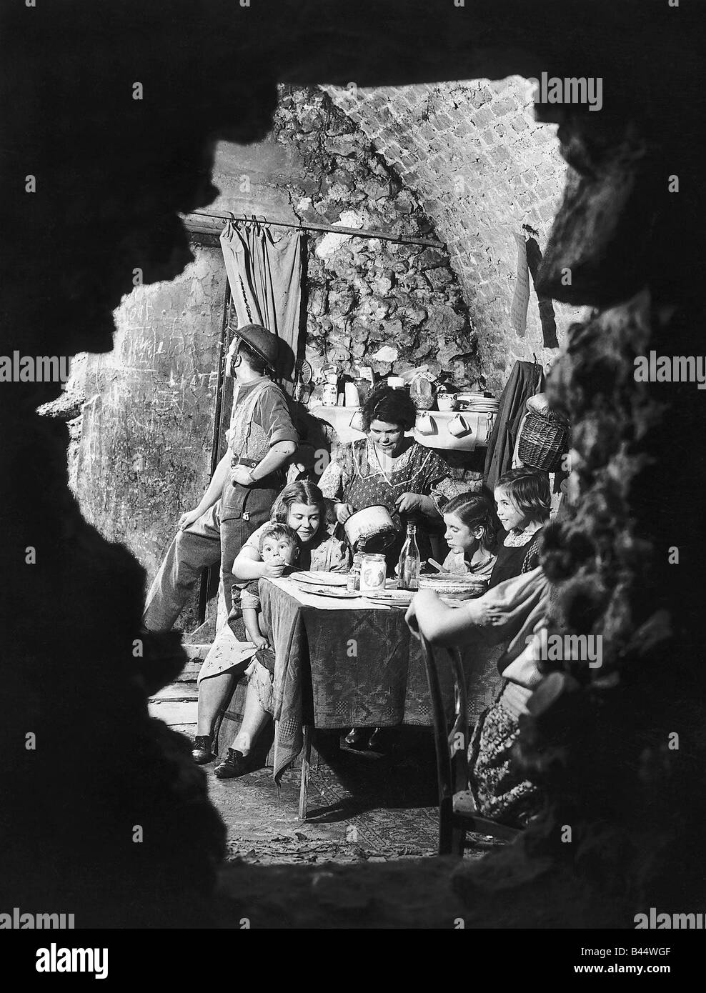 Ww2 family eating hi-res stock photography and images - Alamy
