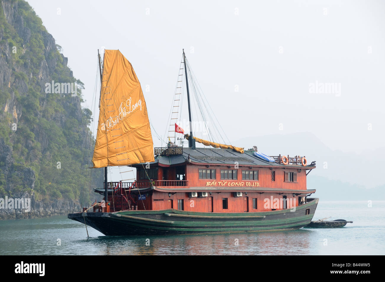 Vietnamese tourist Junk boat Halong bay Vietnam Stock Photo - Alamy
