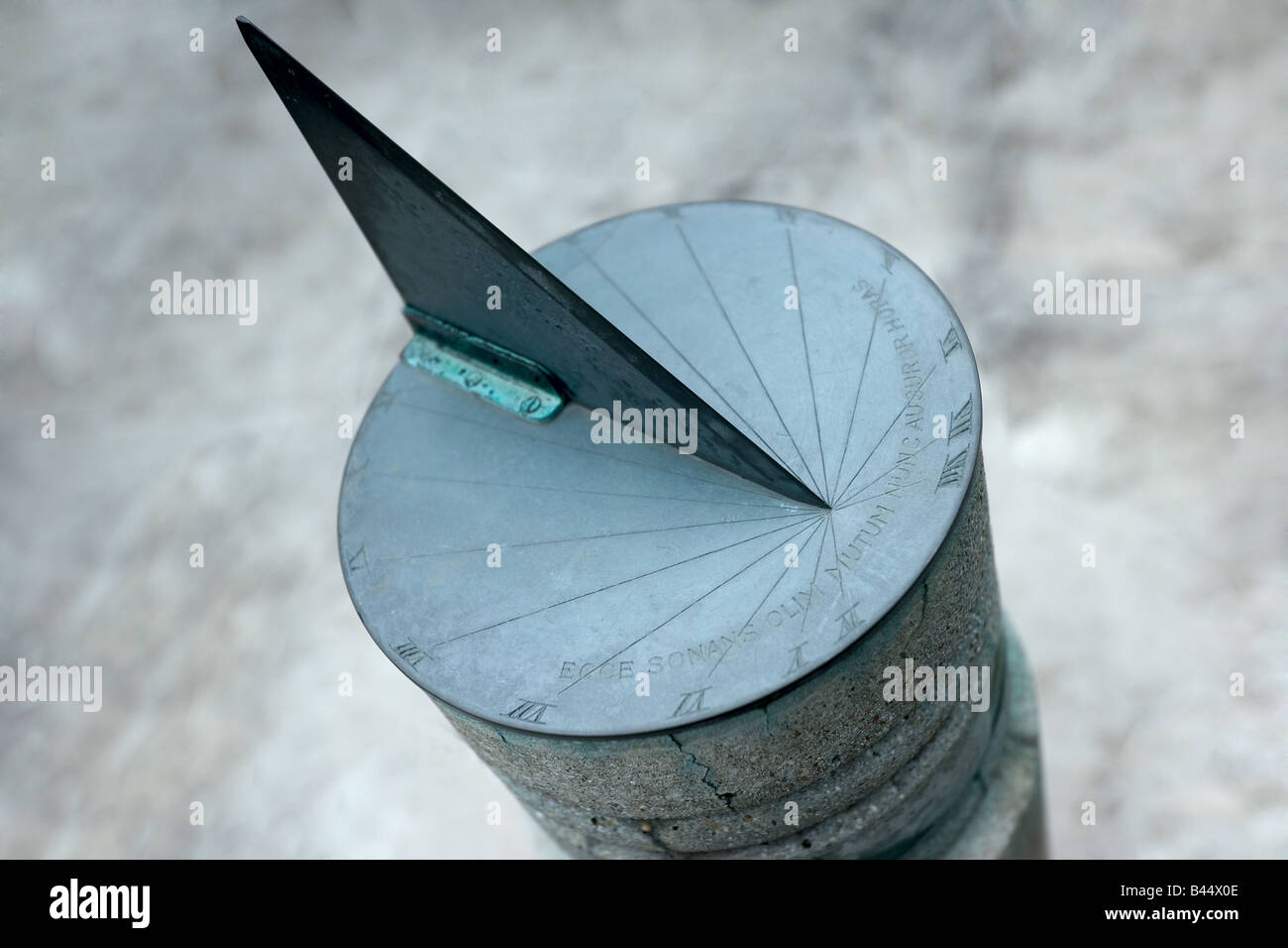 Pillar sundial hi-res stock photography and images - Alamy