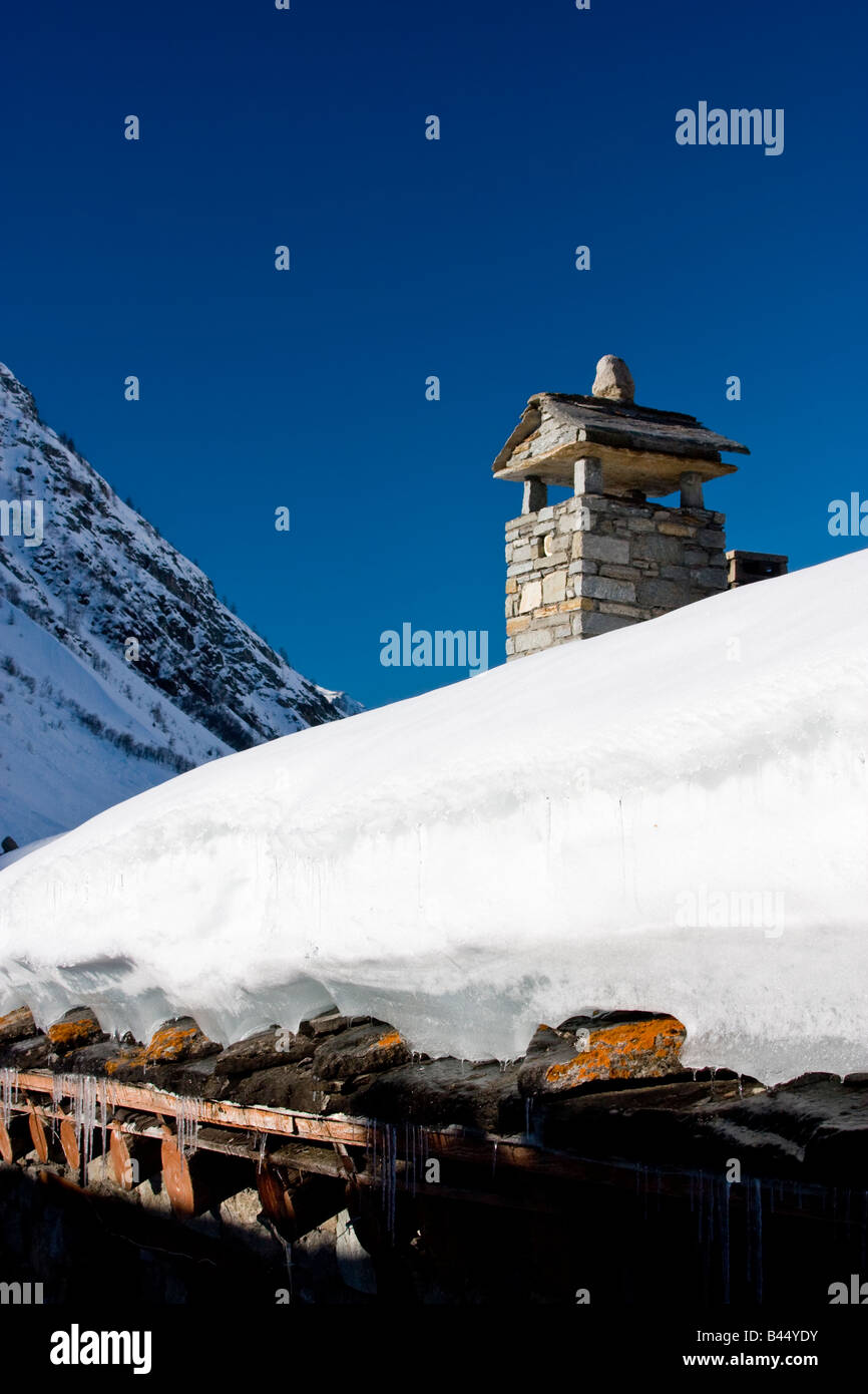 Snowy chimney hi-res stock photography and images - Alamy