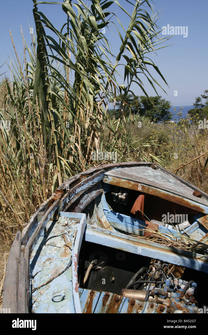 old boat left abandoned in field with long grass Stock Photo - Alamy