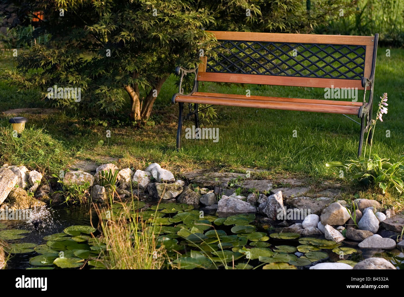 Bench by pond hi-res stock photography and images - Alamy