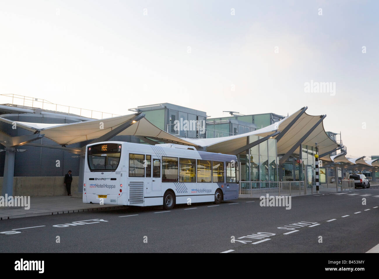 Heathrow bus london transport High Resolution Stock Photography and ...