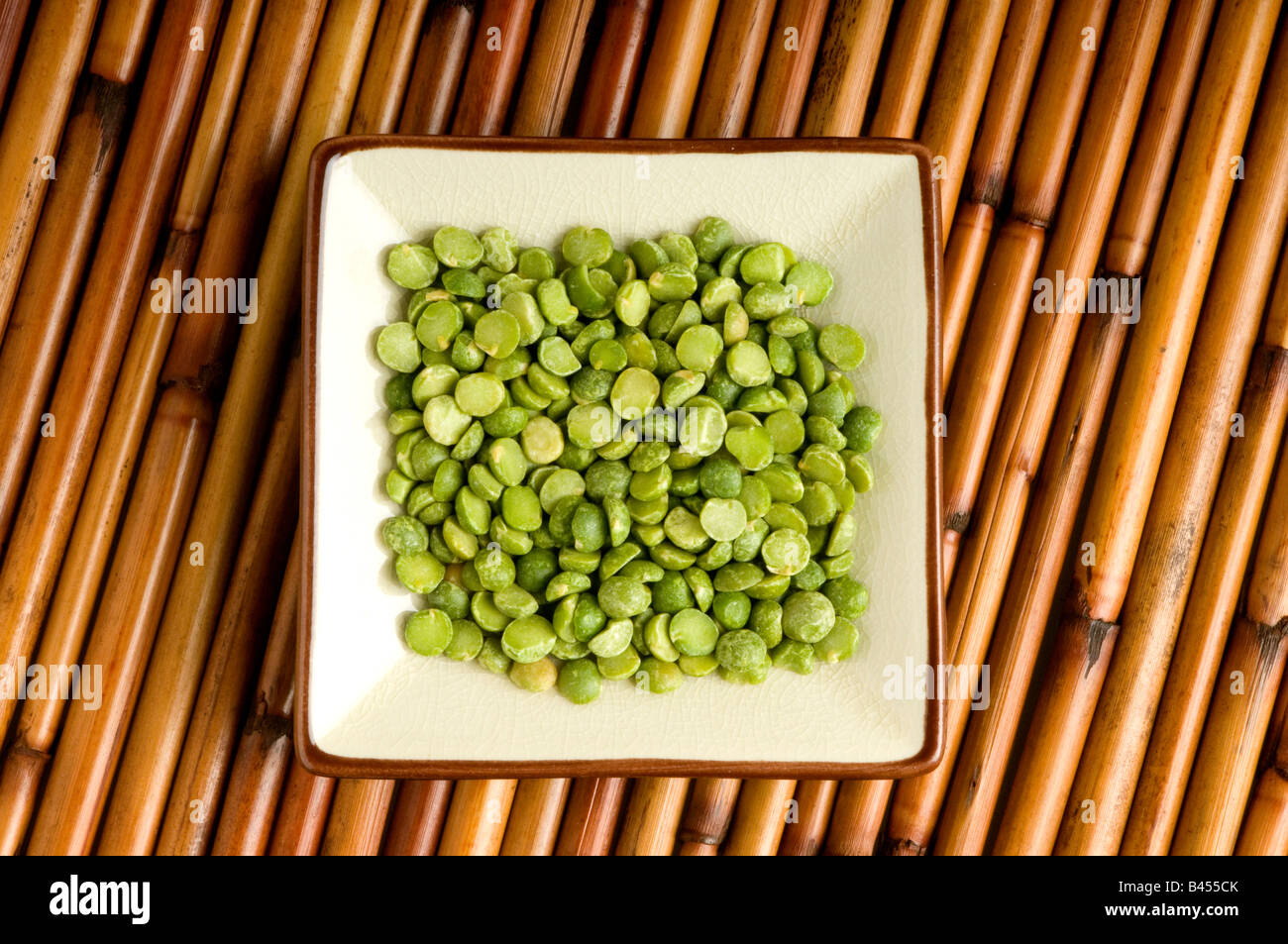 Individual peas hi-res stock photography and images - Alamy