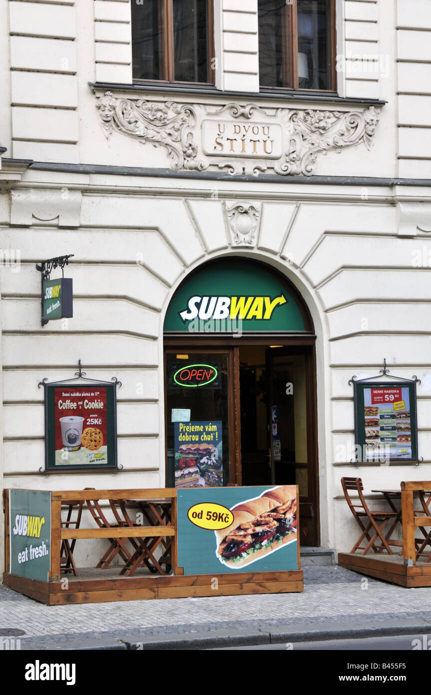 Subway restaurant exterior hi-res stock photography and images - Alamy