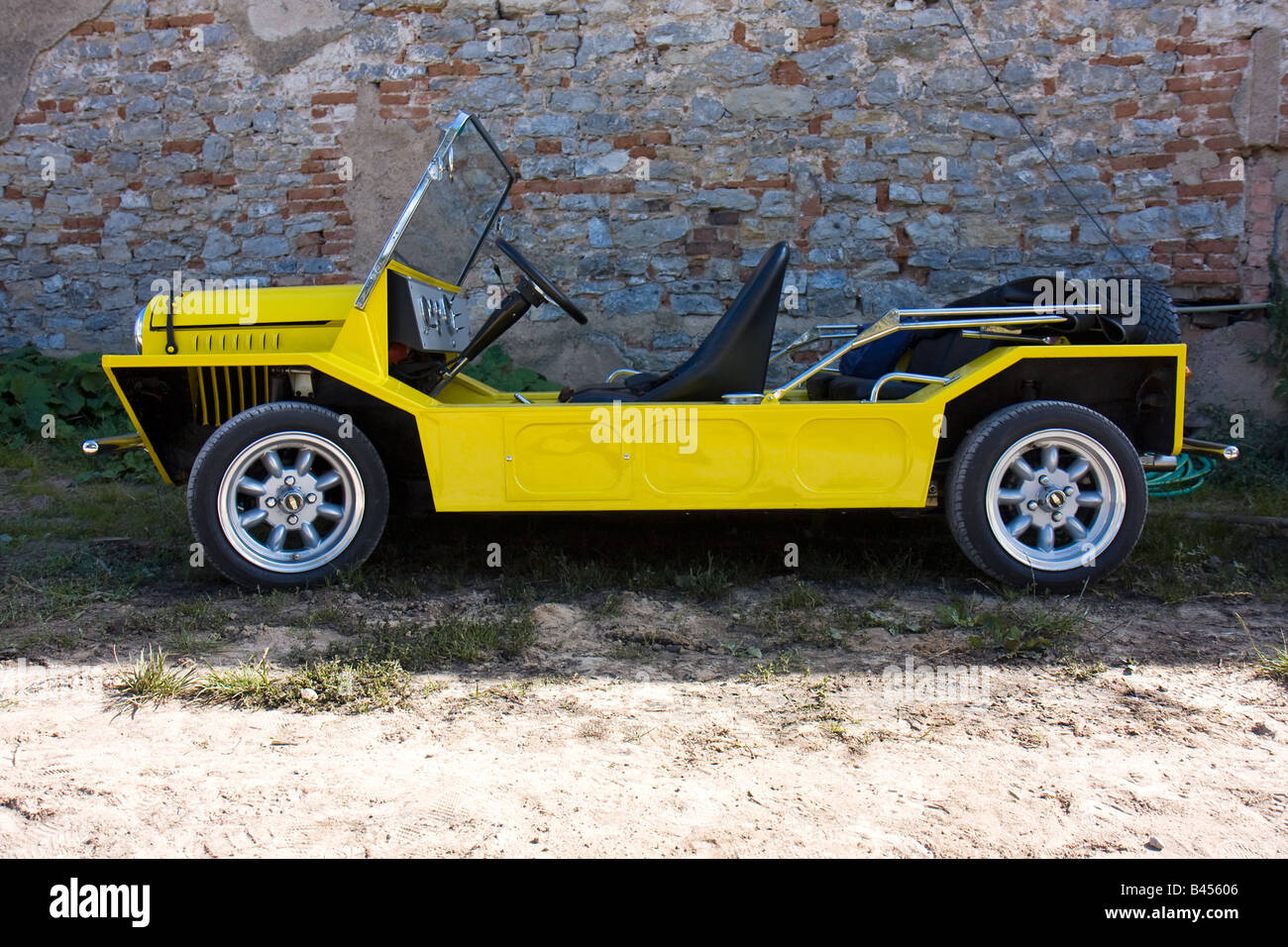 Mini moke hi-res stock photography and images - Alamy