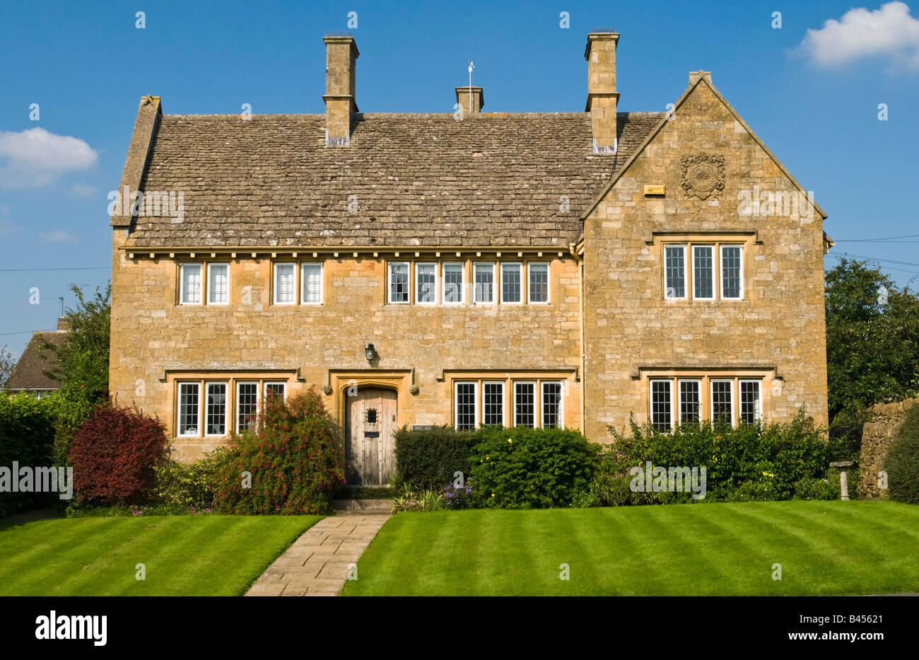Large detached house england hi-res stock photography and images - Alamy