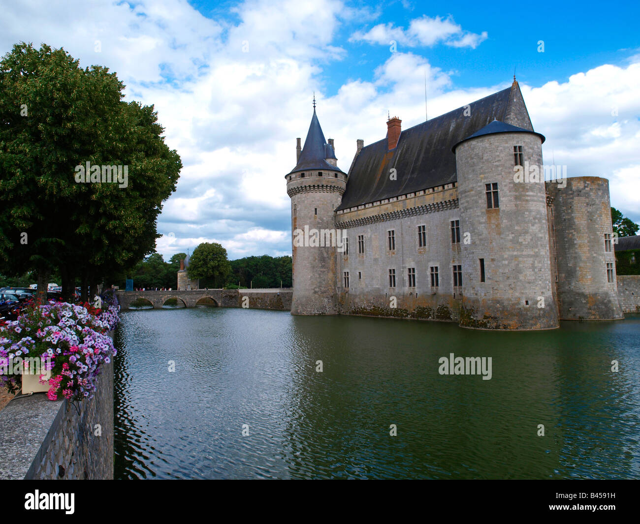Sully sur loire castle france hi-res stock photography and images - Alamy