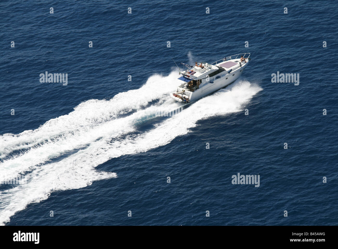 outboard motor speed boat trail in action in blue sea Stock Photo - Alamy