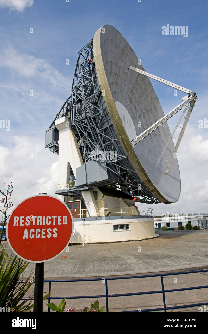 Arthur the huge Grade 2 listed satellite dish Futureworld Goonhilly ...