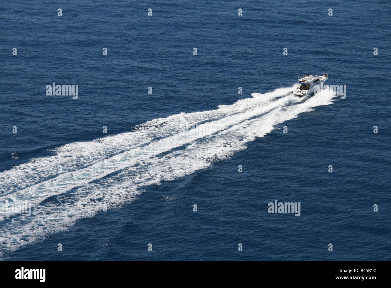 outboard motor speed boat trail in action in blue sea Stock Photo - Alamy