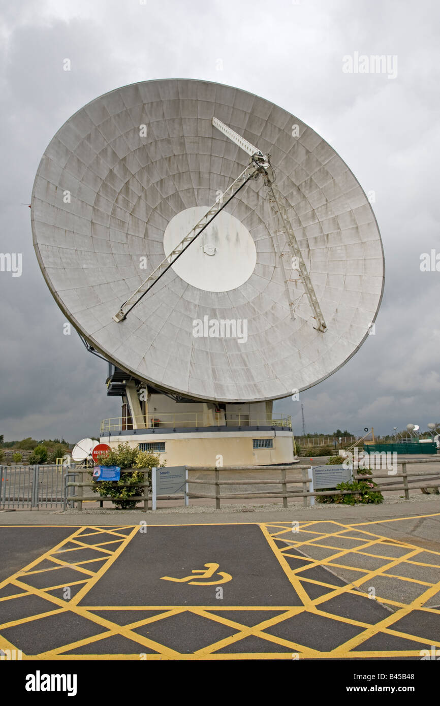 Arthur the huge Grade 2 listed satellite dish Futureworld Goonhilly ...