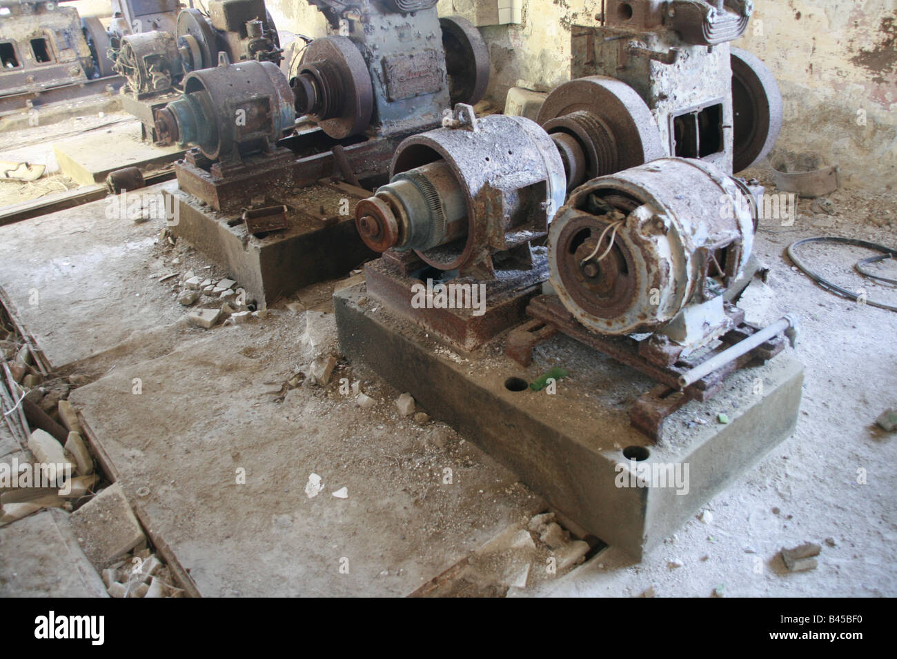 old damaged machinery in derelict manufacturing workshop Stock Photo ...