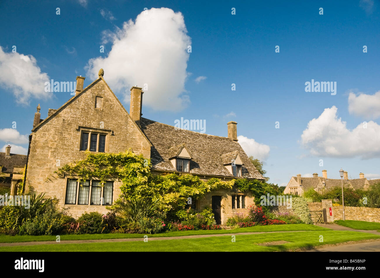 Cotswolds landscape with large house hi-res stock photography and ...