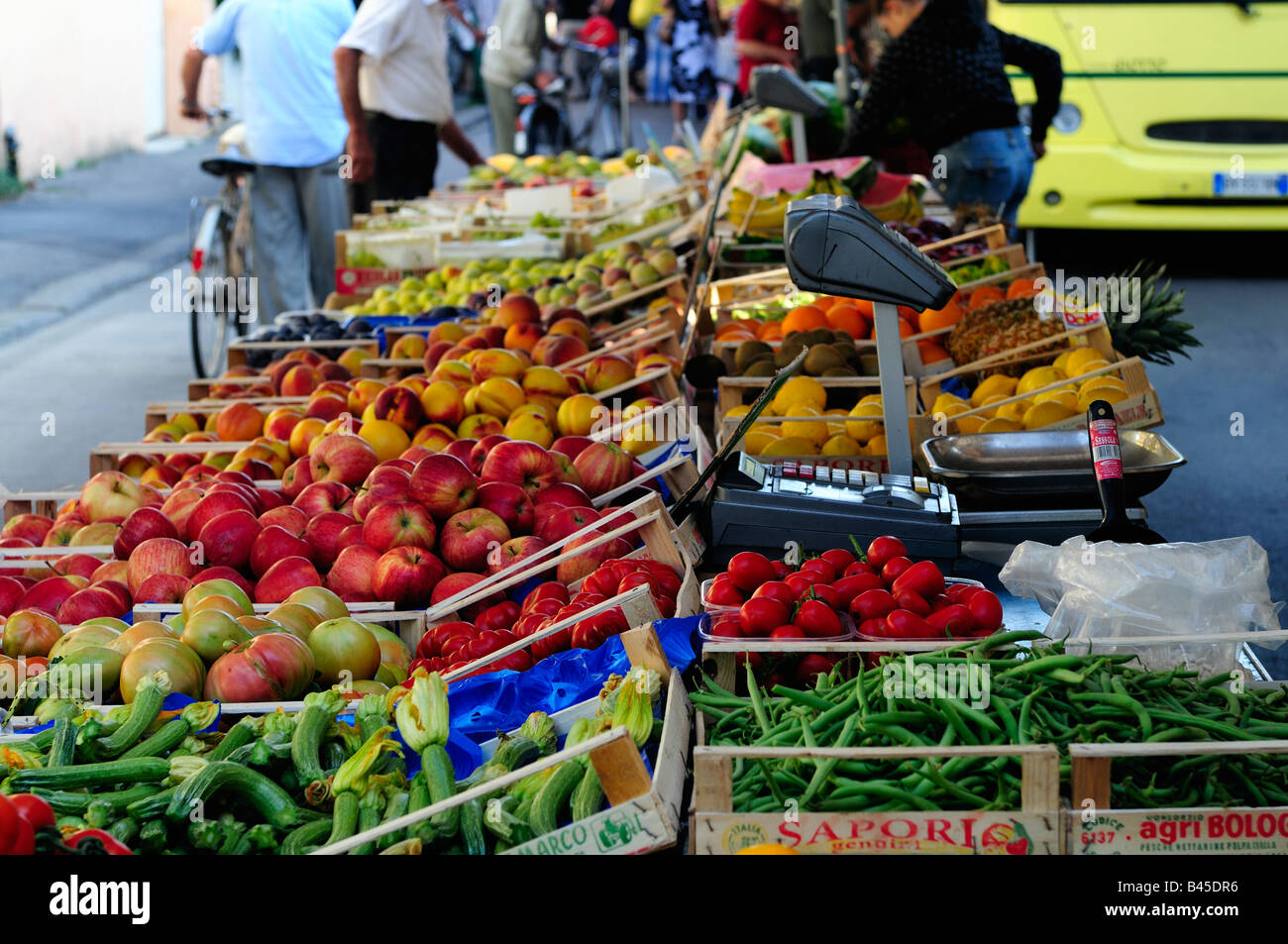 A fruit and vegetable market in Tuscany, Italy Stock Photo - Alamy