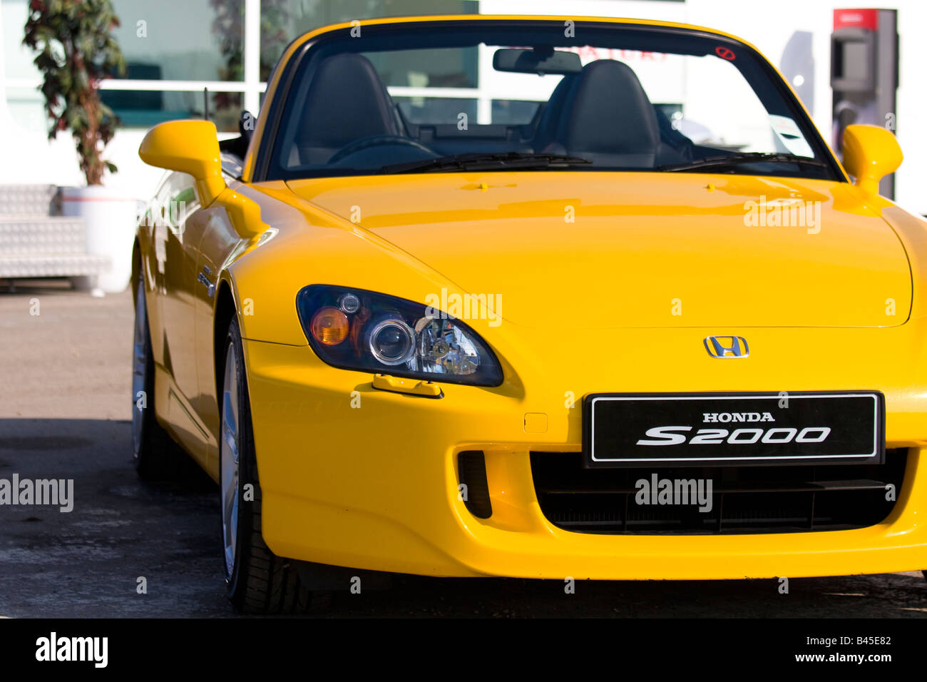 Honda s2000 yellow hi-res stock photography and images - Alamy
