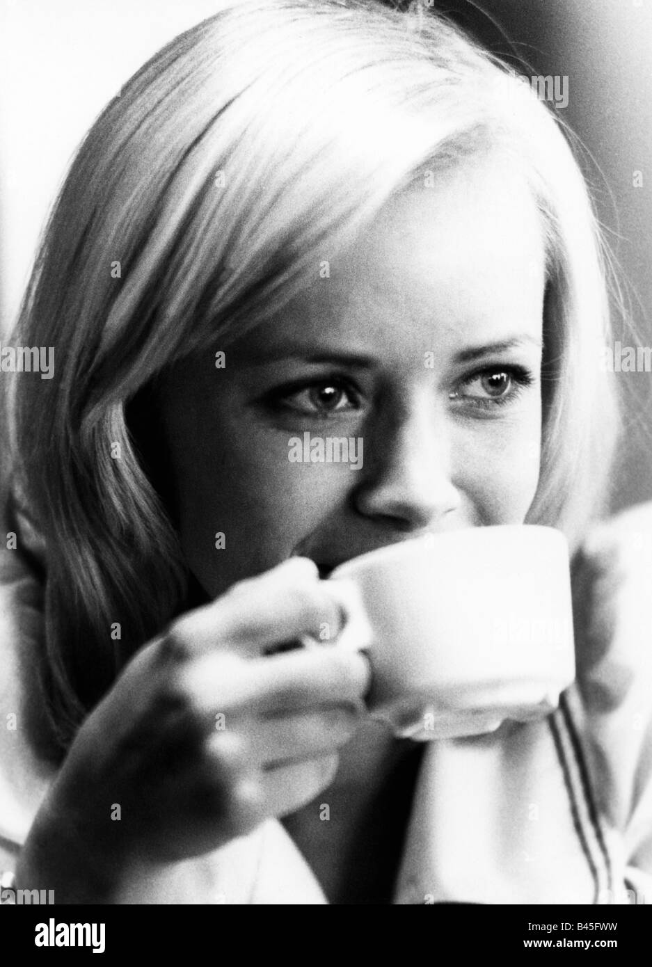 Inger, Siw, * 7.3.1953, Swedish singer, portrait, drinking coffee ...
