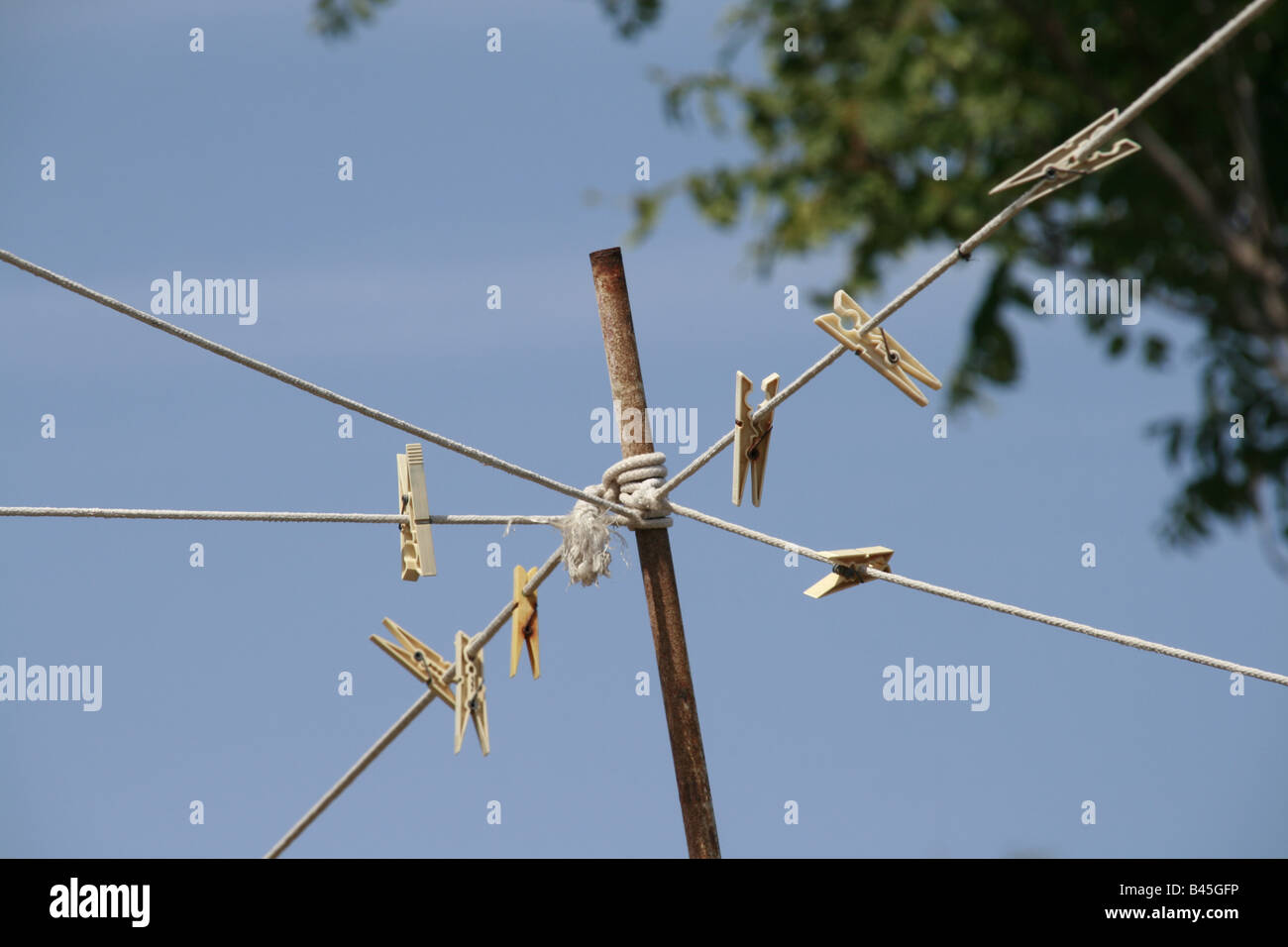 many pegs on empty washing line in sun with blue sky Stock Photo - Alamy
