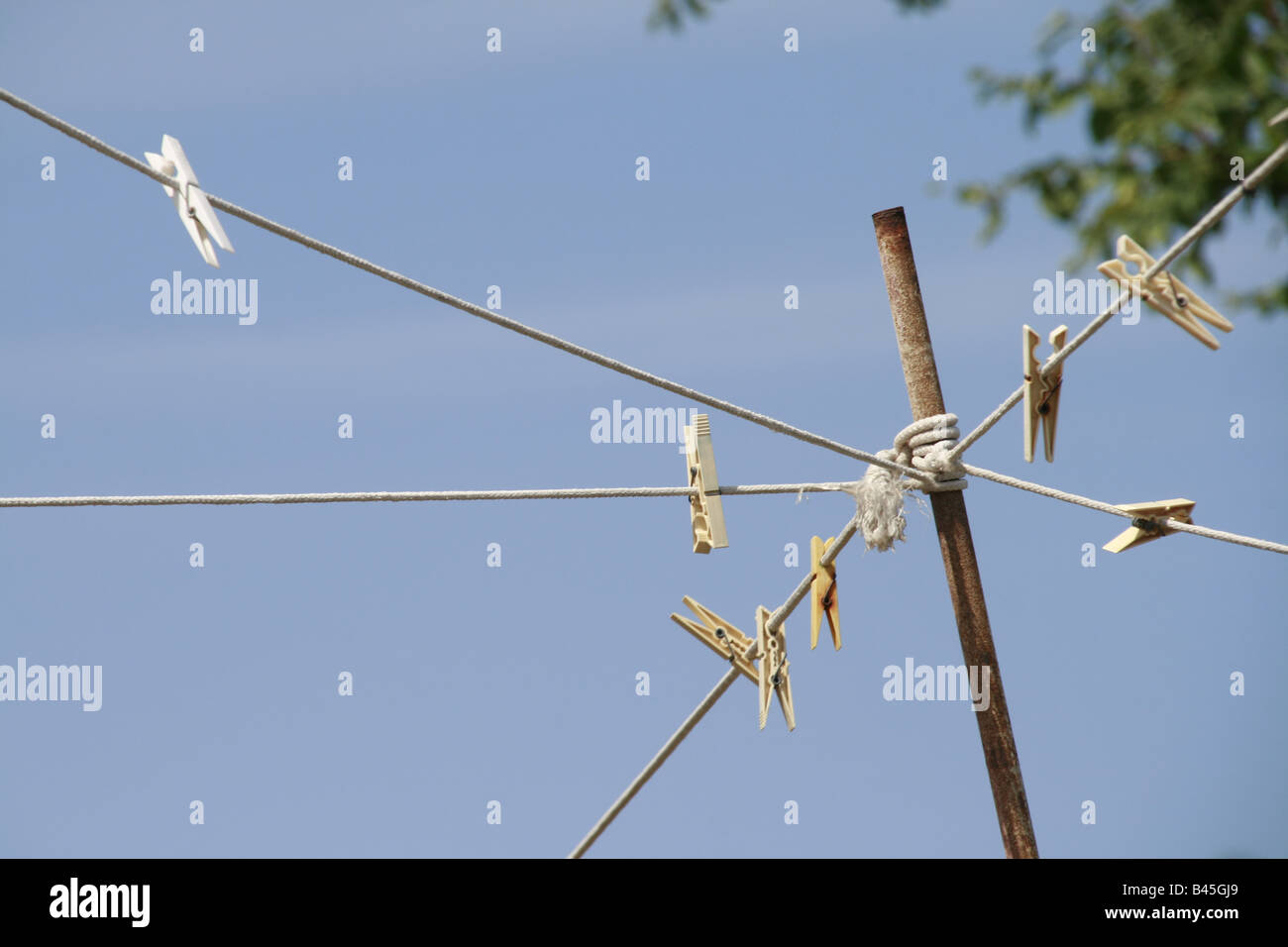 many pegs on empty washing line in sun with blue sky Stock Photo - Alamy