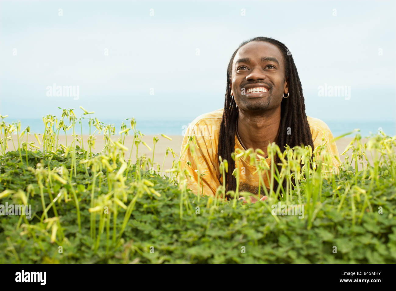African man looking up Stock Photo - Alamy