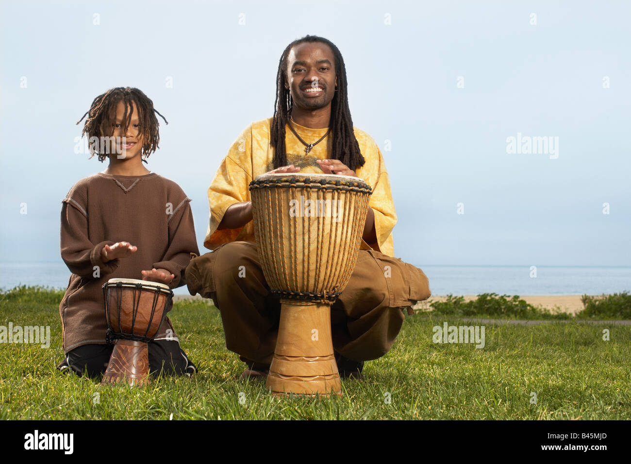 Native american playing drum hi-res stock photography and images - Alamy
