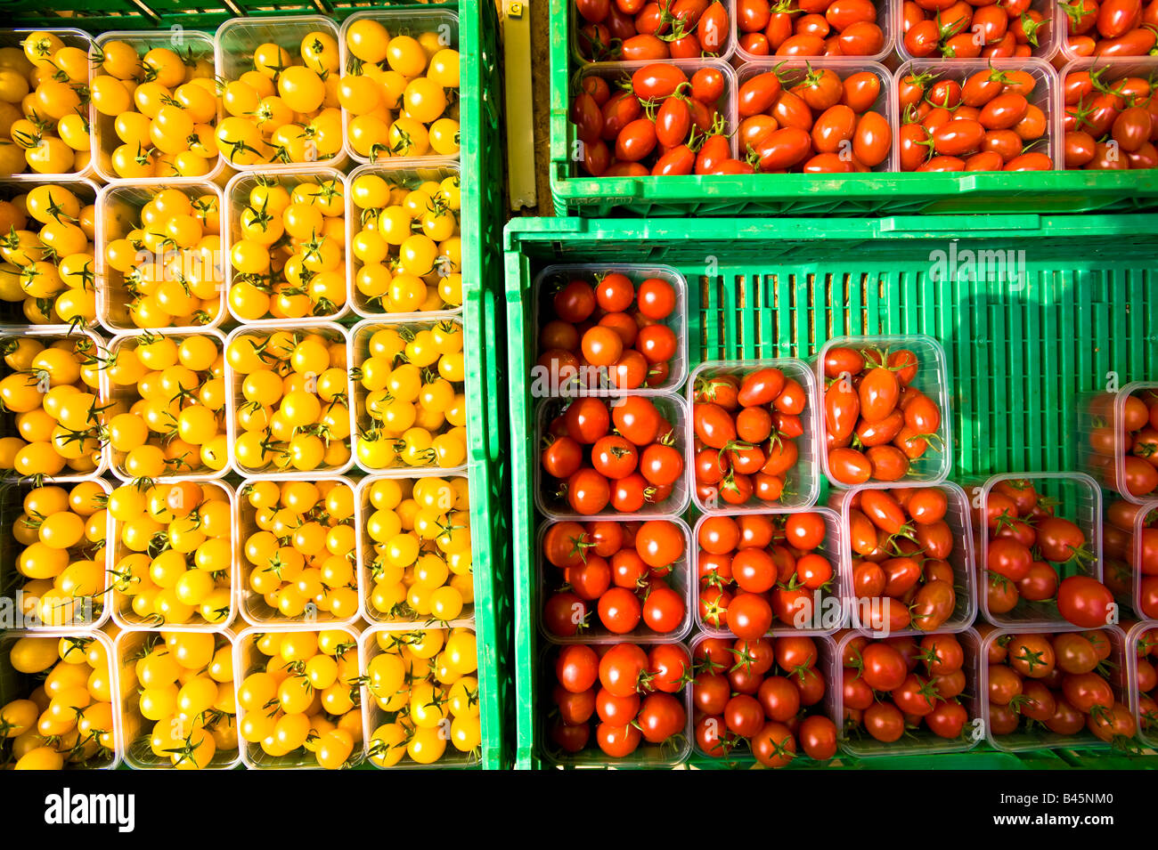 Farmers market stalls british english produce hi-res stock photography ...