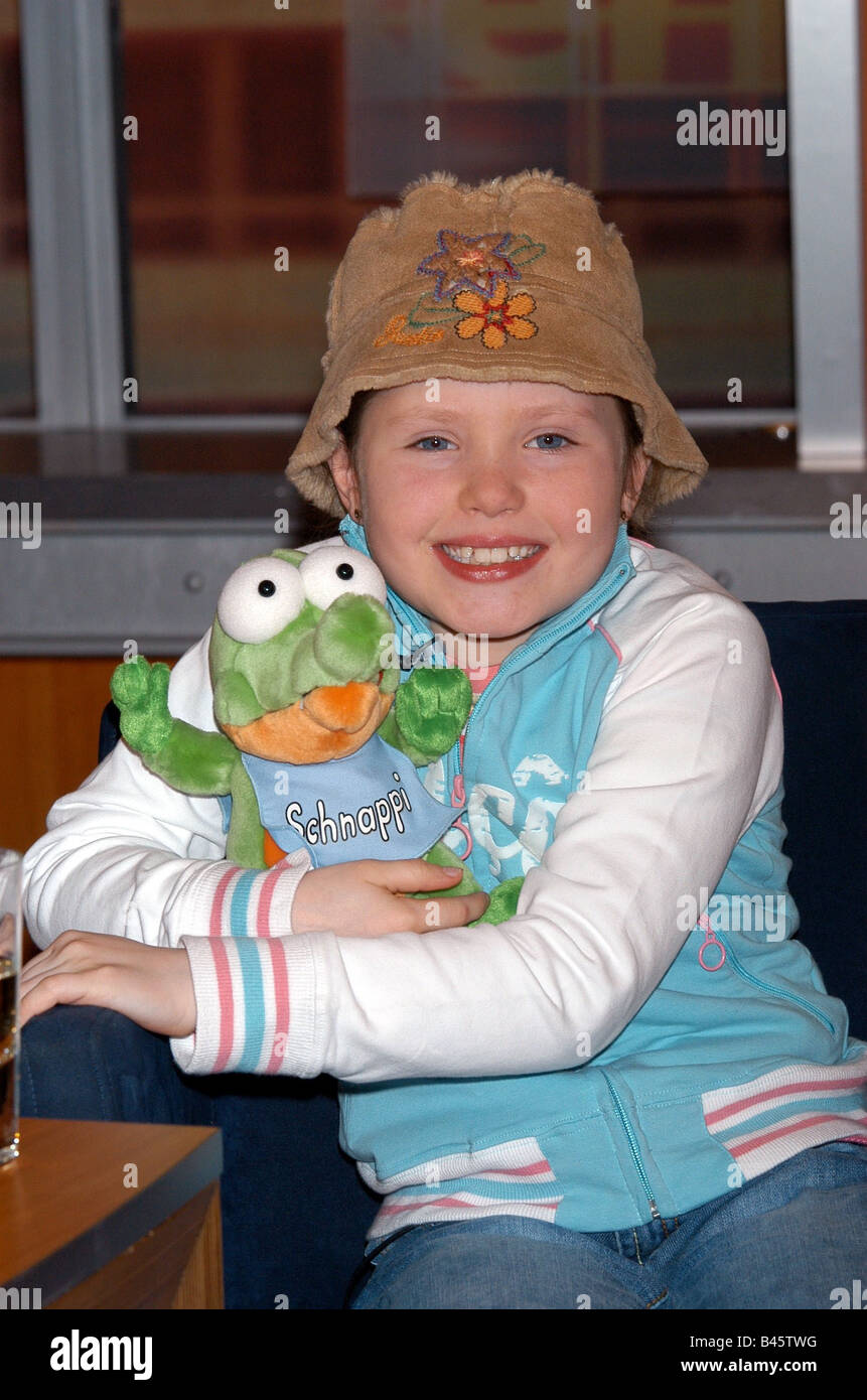 Gruttmann, Joy, * 5.12.1995, German singer, half length, with cuddly ...