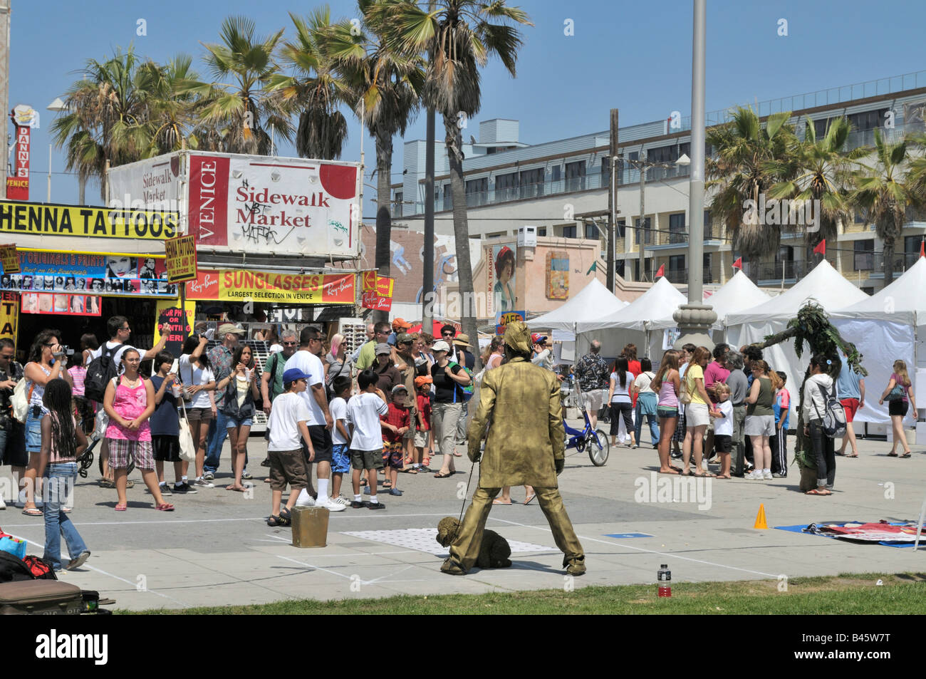 Gold colored performance artist Stock Photo - Alamy
