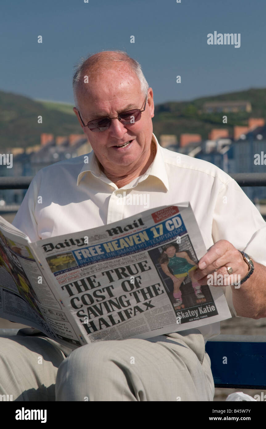 Daily mail newspaper hi-res stock photography and images - Alamy