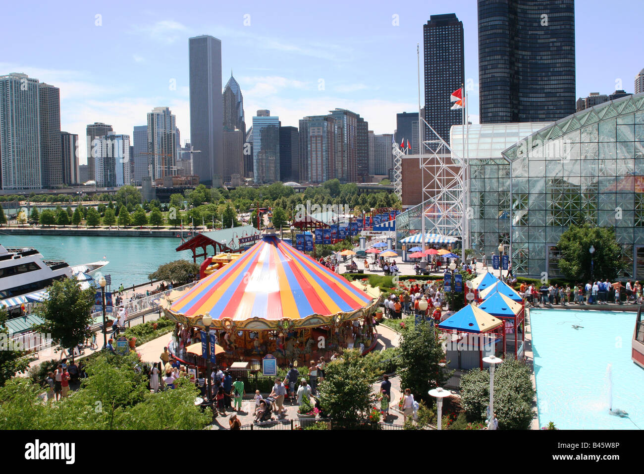 View of the Navy Pier and skyline from the Ferris Wheel, Chicago ...