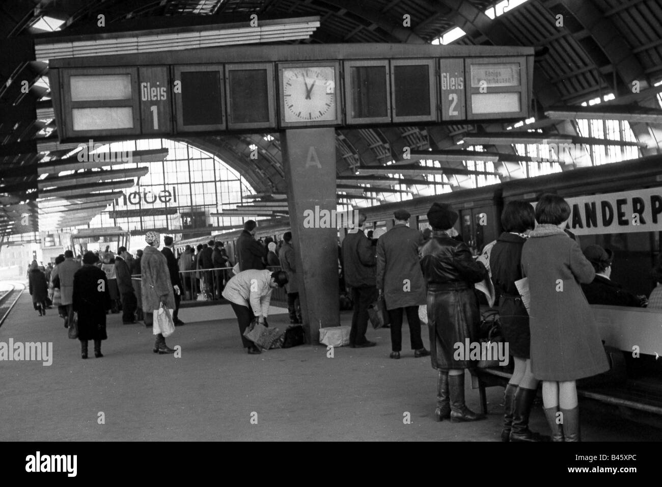 Metro railway hi-res stock photography and images - Alamy