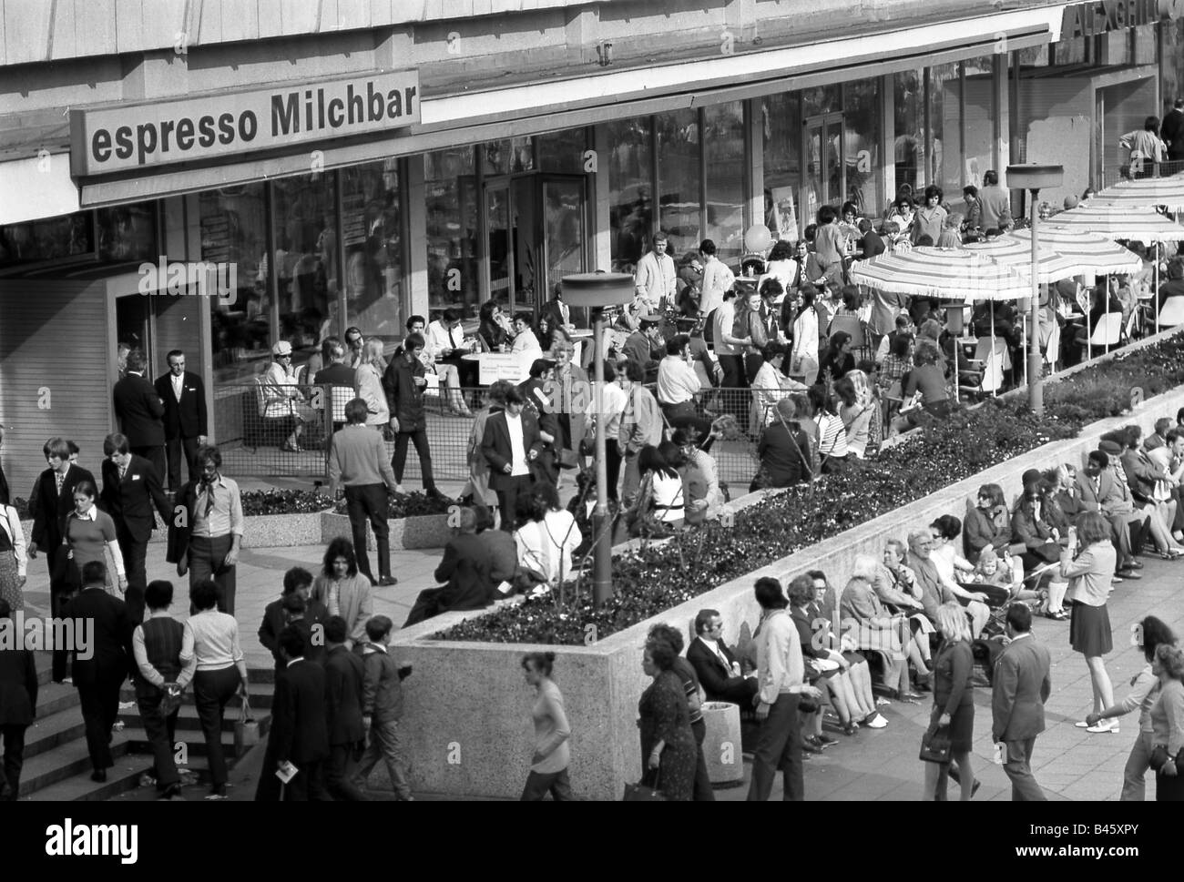 Berlin bar 1970s hi-res stock photography and images - Alamy