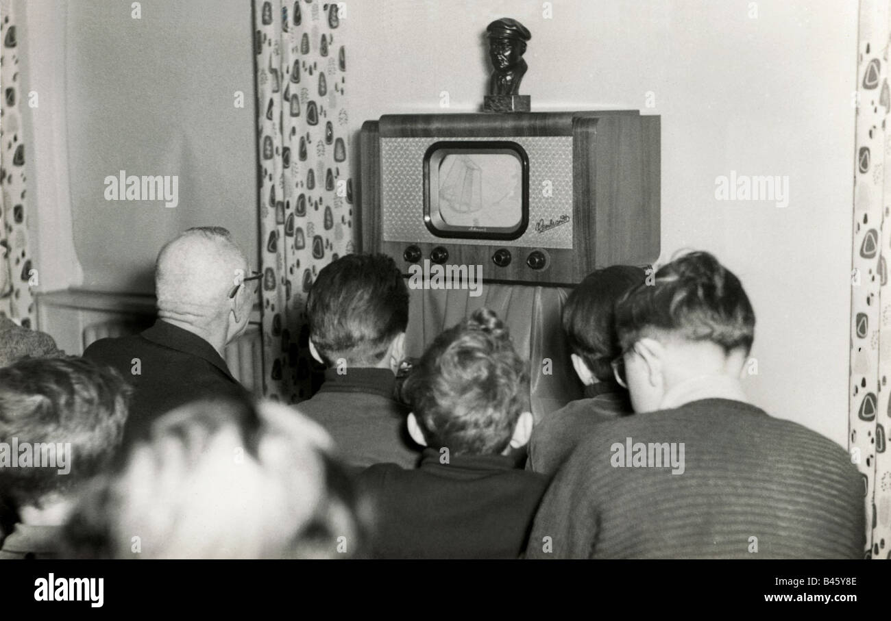 People watching tv black and white hi-res stock photography and images ...