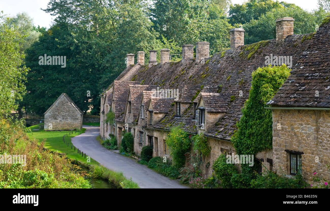 Exterior row cotswold cottages hi-res stock photography and images - Alamy