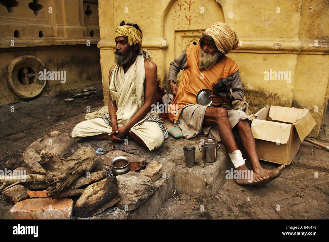 Holy men at pashupati temple hi-res stock photography and images - Alamy